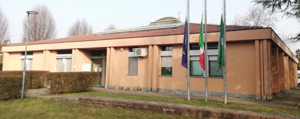 Bandiere dei Comuni a lutto per commemorare l’ambasciatore Attanasio ... Bandiere dei Comuni a lutto per commemorare l’ambasciatore Attanasio ...