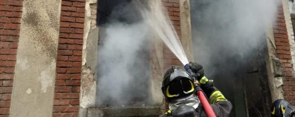 Incendio Di Rifiuti Allex Snia Di Varedo Intervengono I Vigili Del