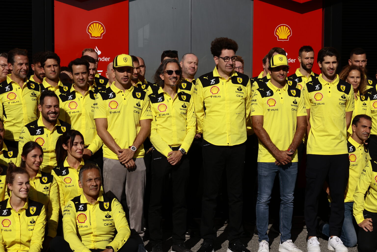 F1, la foto ricordo della Ferrari in giallo a Monza - Il Cittadino di Monza e Brianza