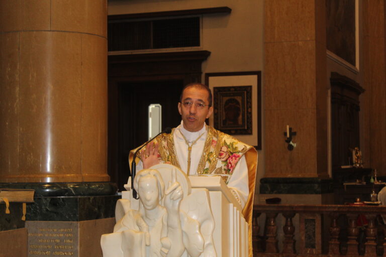 Monsignor Gualtiero Isacchi in visita a Seregno