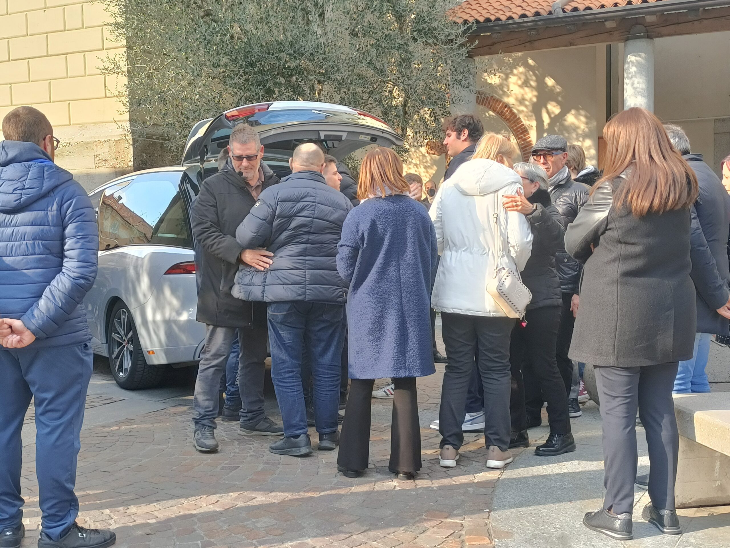 Vedano al Lambro: addio a Luca con canzoni di Irama e Ultimo - Il ...