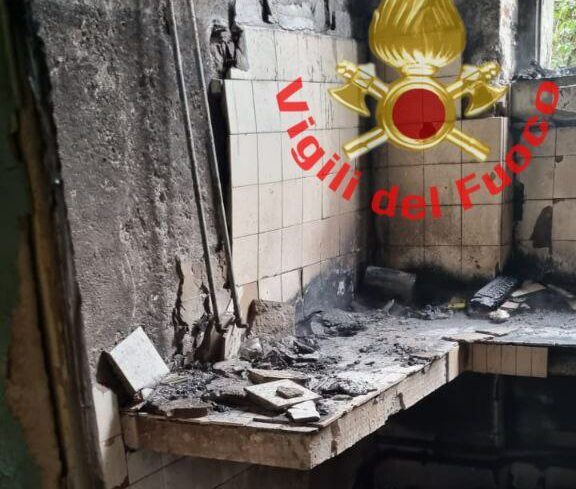 Incendio Di Materassi E Rifiuti Allex Snia Di Varedo Il Cittadino Di