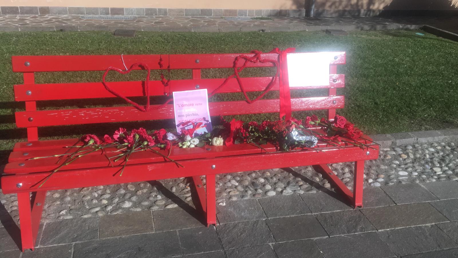 Carate Brianza: un cuore, fiori e biglietti sulla panchina rossa per ...