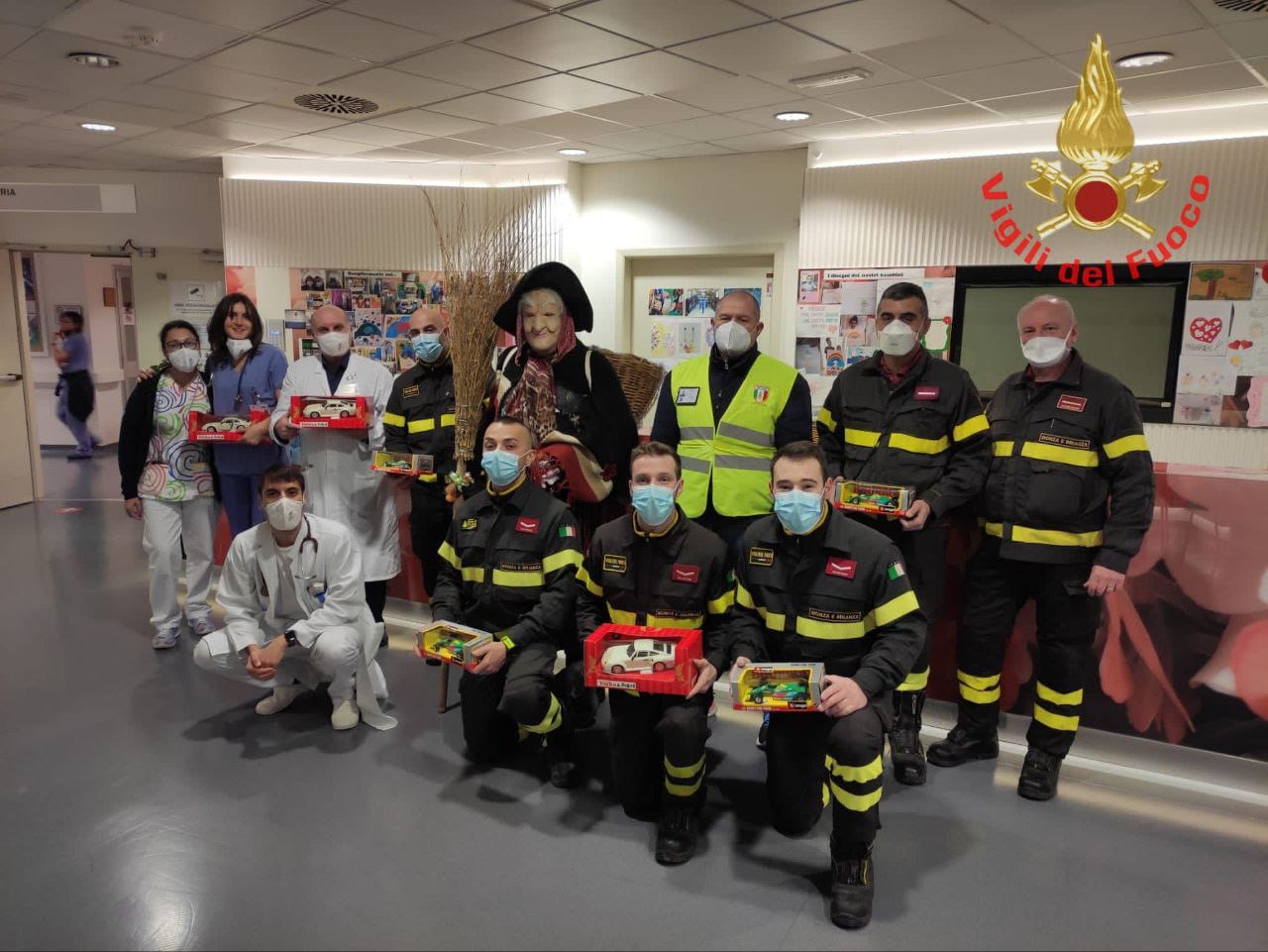 Vigili del fuoco e la Befana: le foto di Monza e Brianza - Il Cittadino di Monza e Brianza