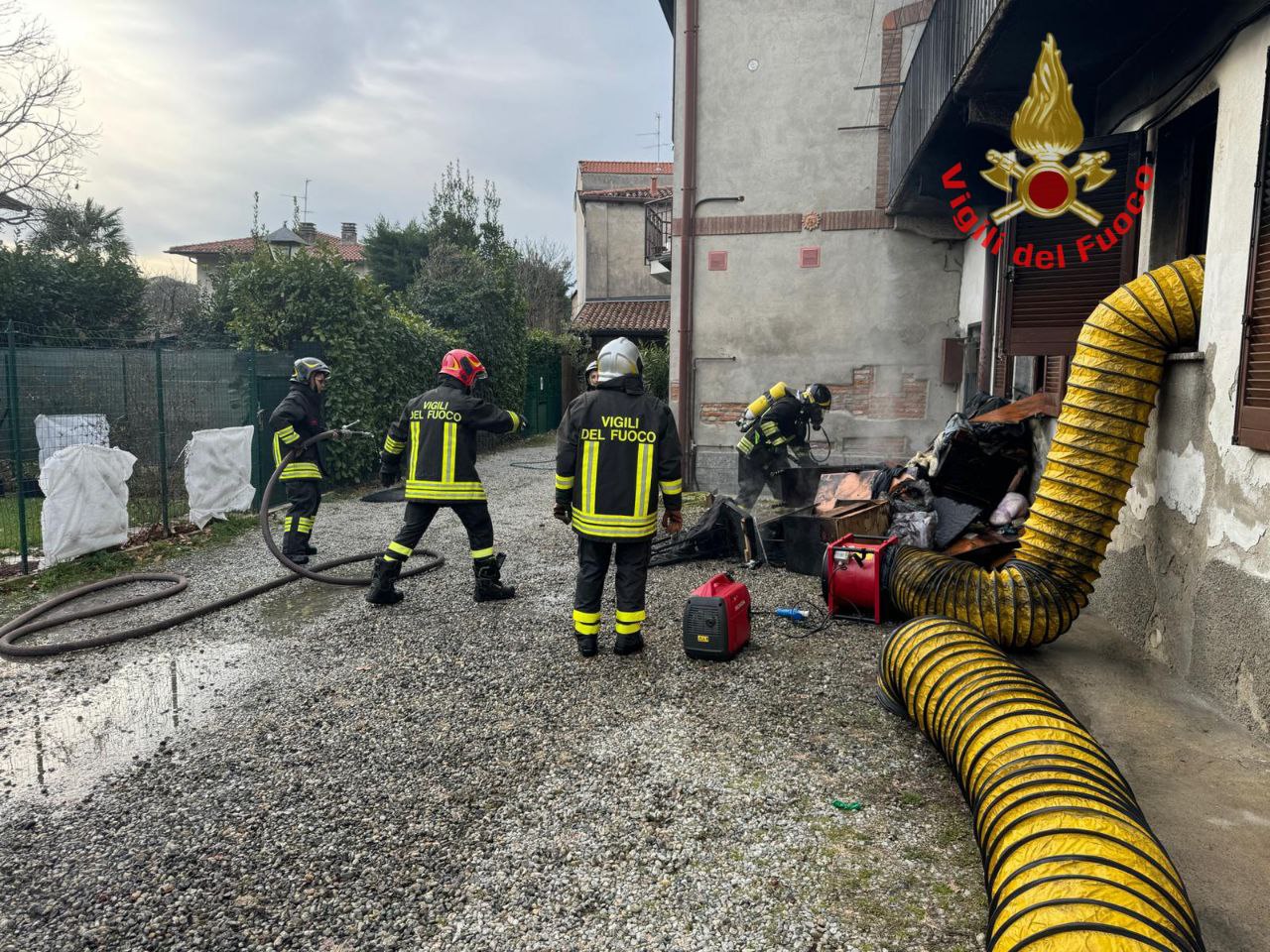 Incendio in una casa di Verano Brianza, oltre due ore di intervento dei vigili del fuoco - Il ...