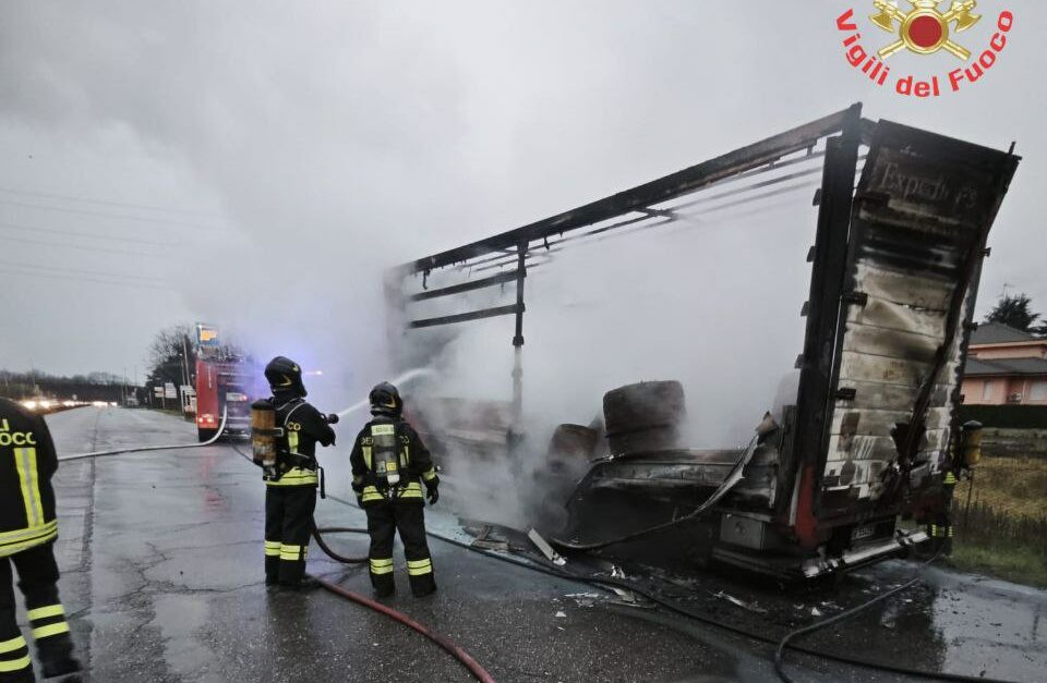 Agrate Brianza: camion in transito sulla Sp13 si incendia, due ore di intervento dei vigili del ...