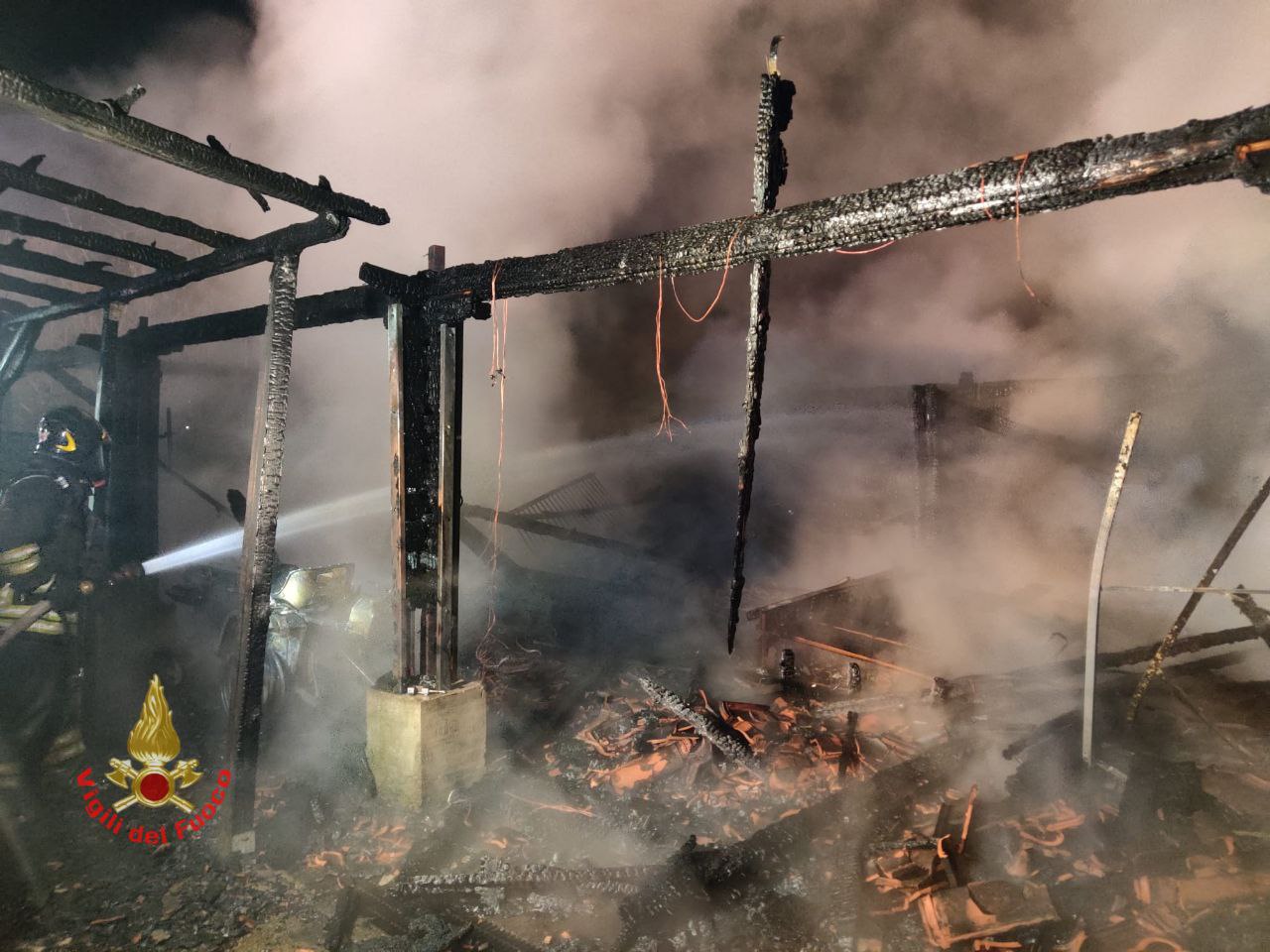 Incendio in un allevamento di animali a Limbiate, sul posto i vigili del fuoco con nove mezzi ...