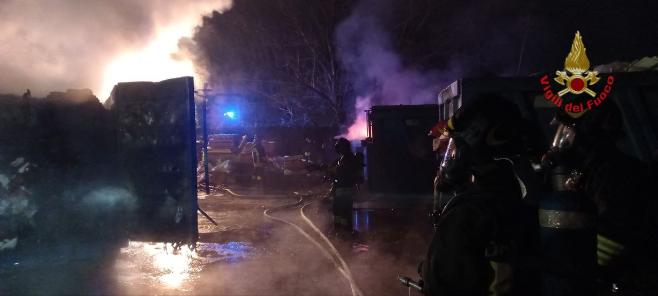 Incendio di rifiuti a Caponago: due ore di intervento dei vigili del fuoco - Il Cittadino di ...