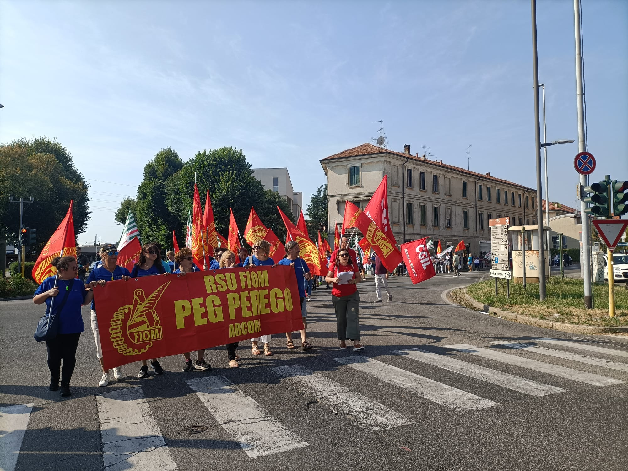 Arcore: lavoratori Peg Perego in corteo fino al Comune contro i ...