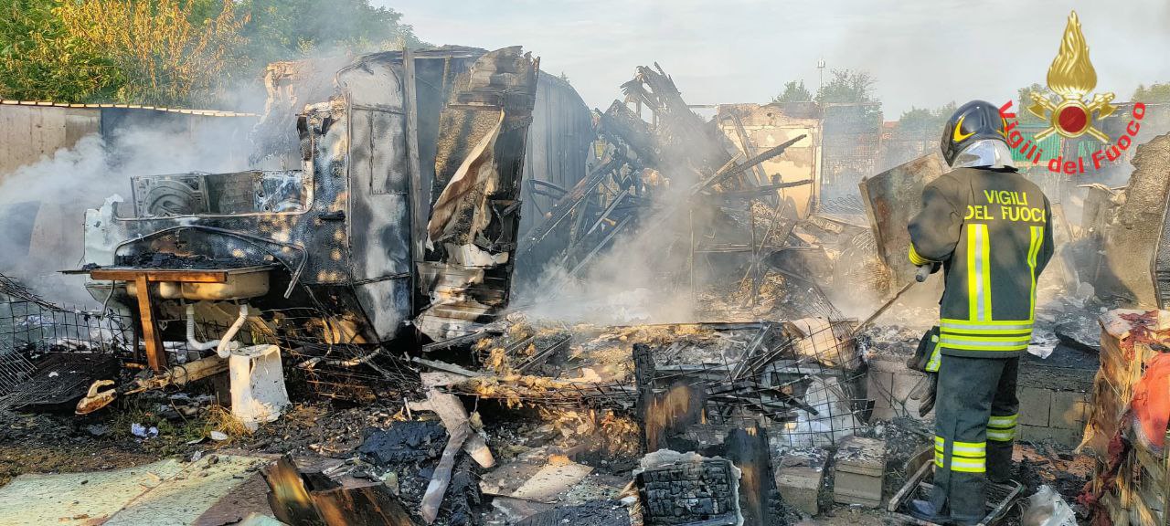Desio, roulotte e baracche in fiamme: 4 ore di intervento dei vigili del fuoco, morti alcuni ...